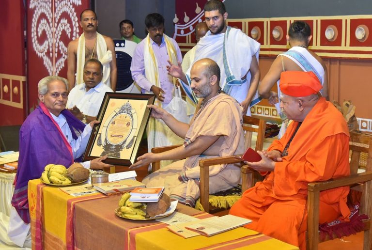 Vishwarpanam Day 13: Taralabalu Swamiji visits Udupi - The Canara Post