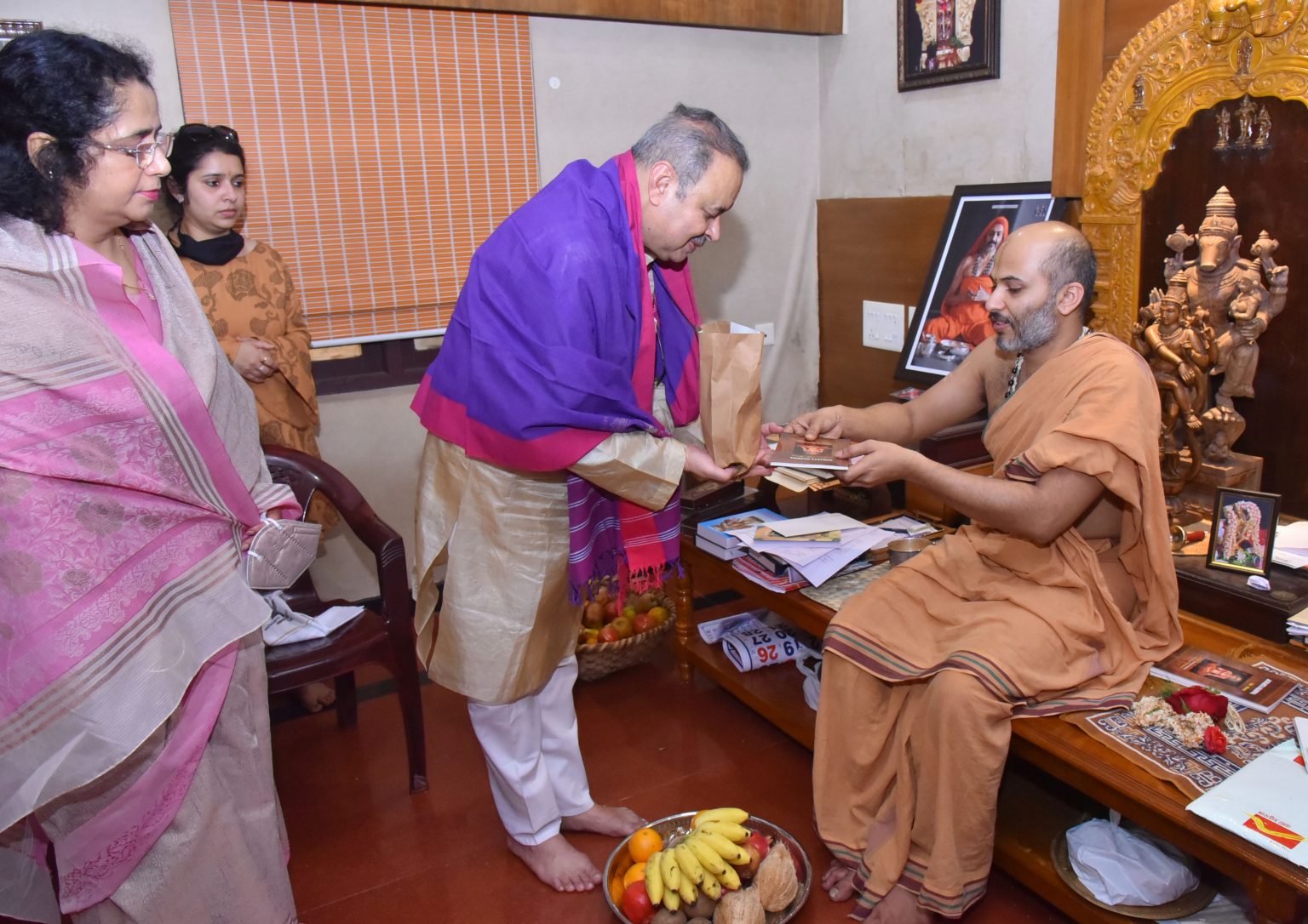 Chief Justice of Karnataka Ritu Raj Awasthi visits Udupi Sri Krishna ...