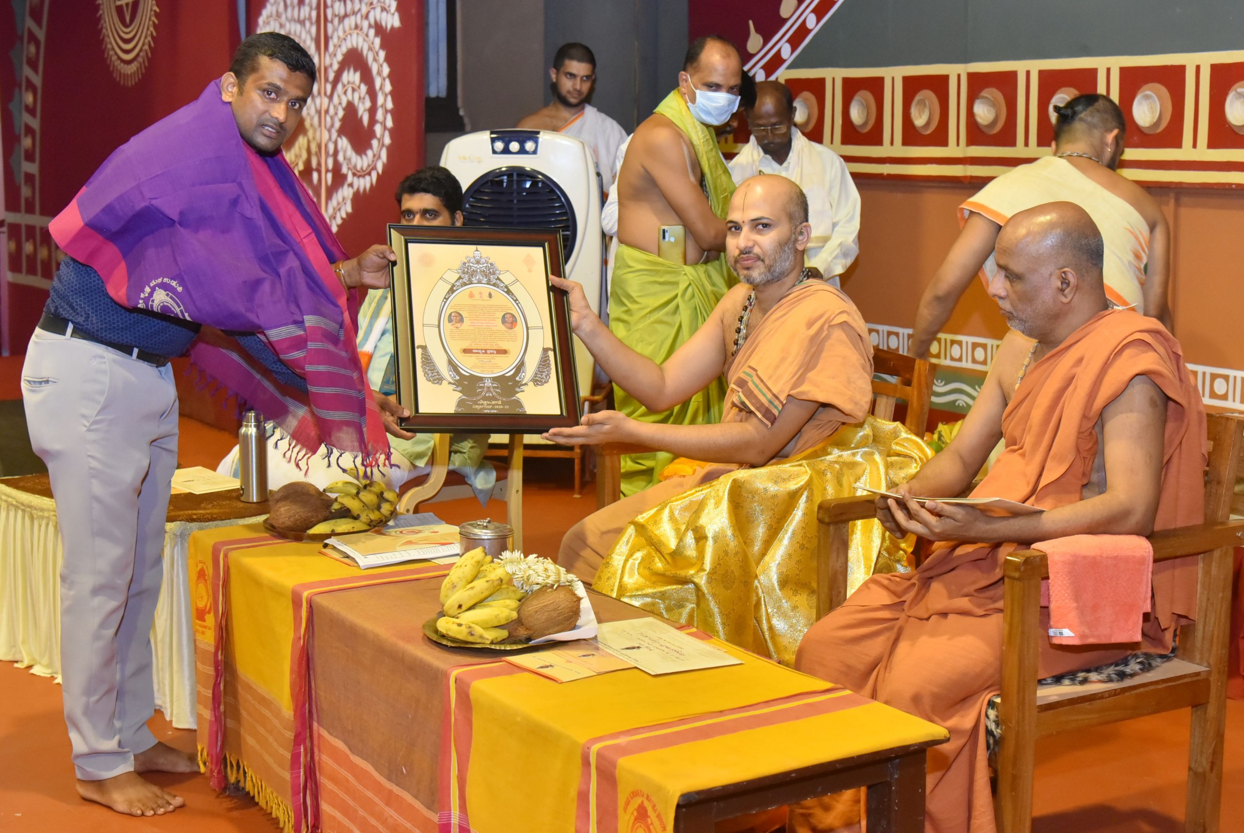 Vishwarpanam Day 6: Adamaru Matha honors soldiers - The Canara Post