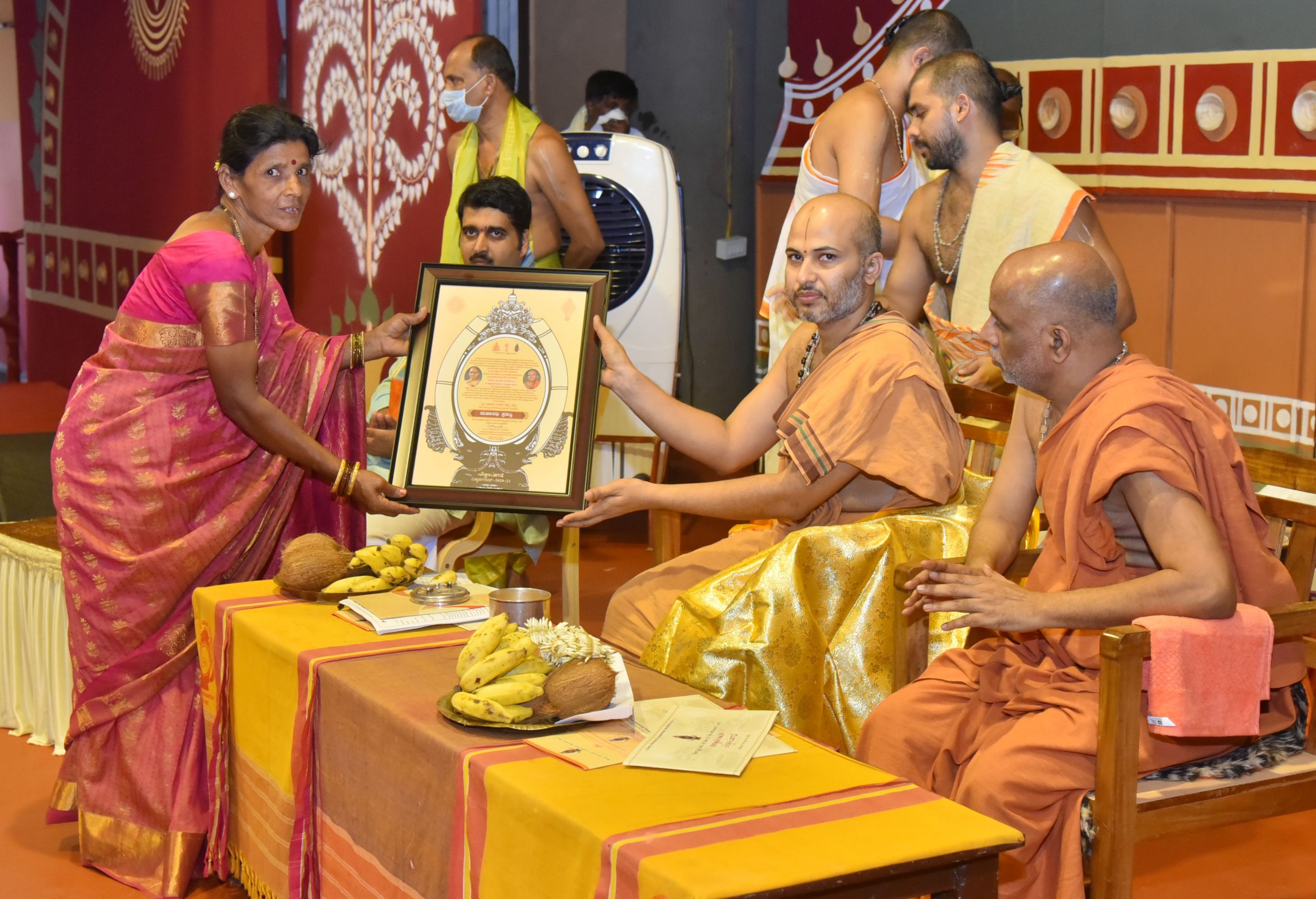 Vishwarpanam Day 6: Adamaru Matha honors soldiers - The Canara Post