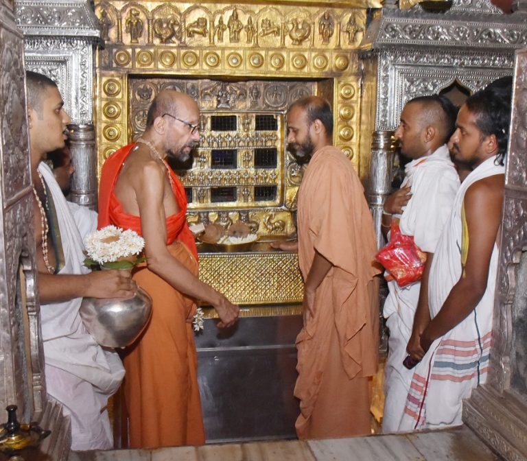 Sri Satyatma Tirtha Sripadaru visits Udupi Sri Krishna Matha - The ...
