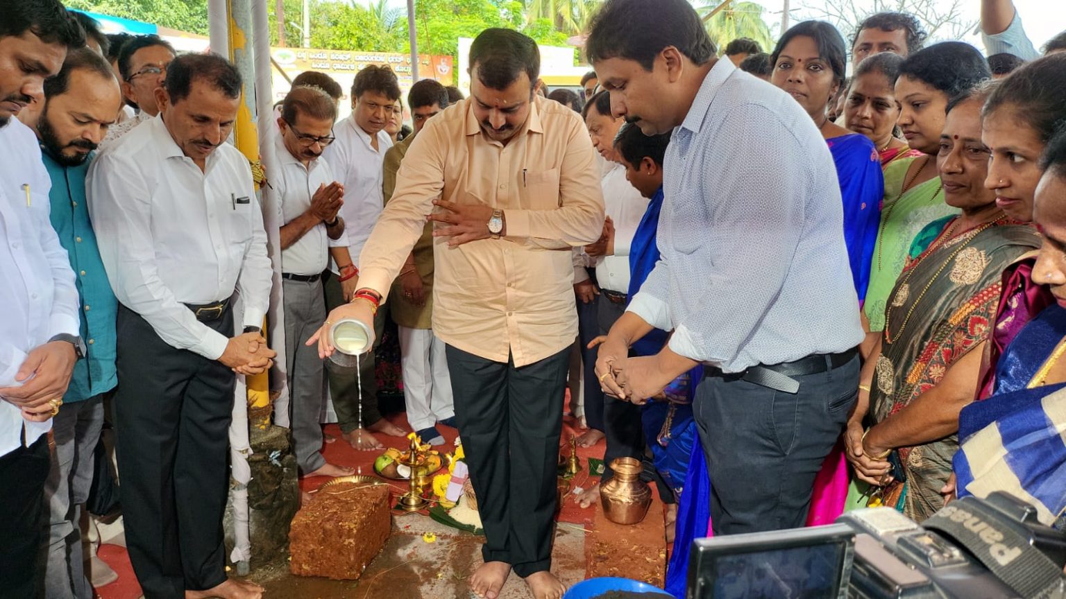 Sunil Kumar lays foundation stone for Brahmashri Narayana Guru Circle ...