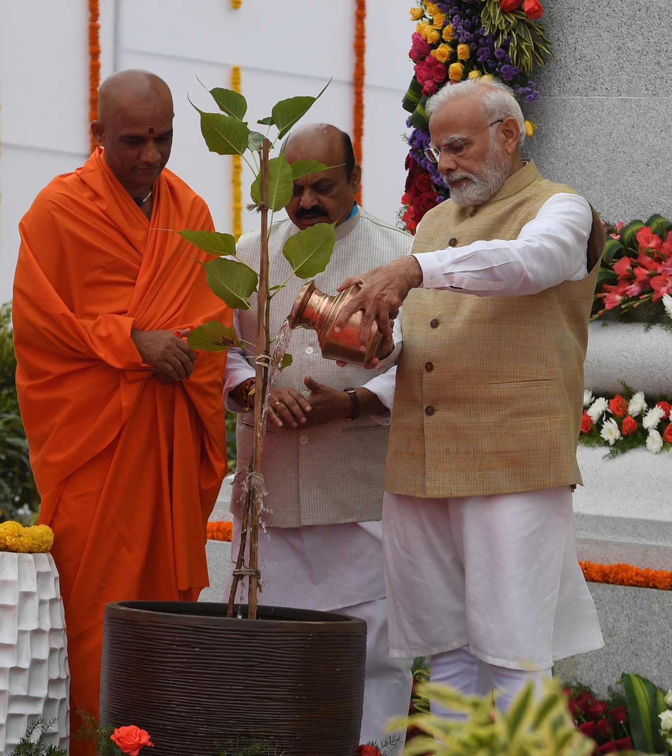 PM unveils 108-feet bronze statue of Sri Nadaprabhu Kempegowda in ...