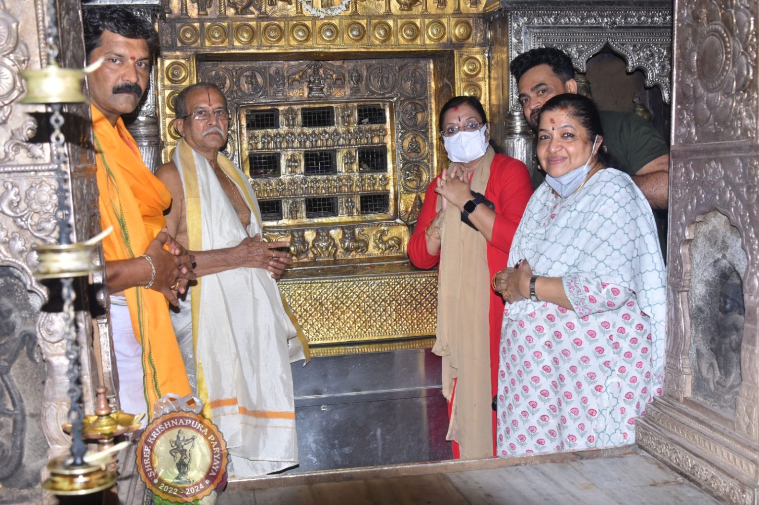 KS Chithra visits Udupi Sri Krishna Matha - The Canara Post