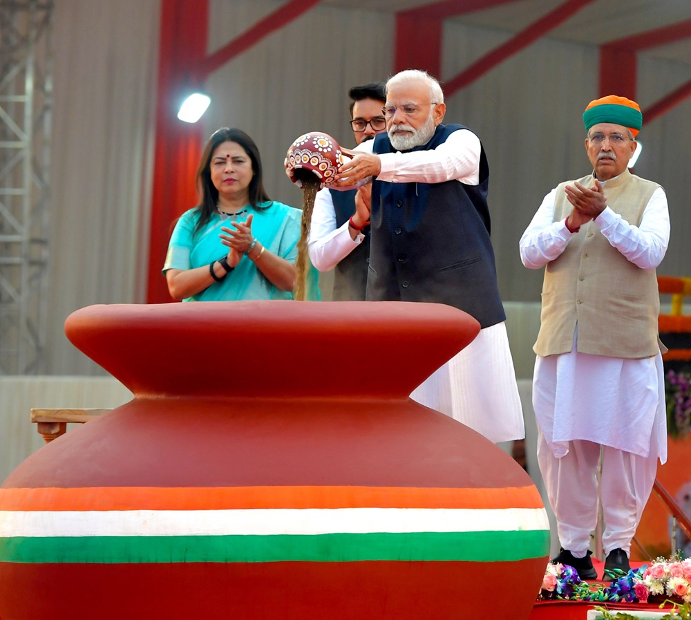 Modi participates in program marking culmination of Meri Maati Mera ...