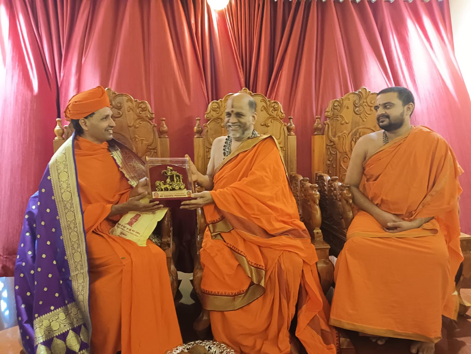 Sri Charukeerthi Bhattaraka Mahaswamiji Visits Udupi Sri Krishna Matha - The Canara Post